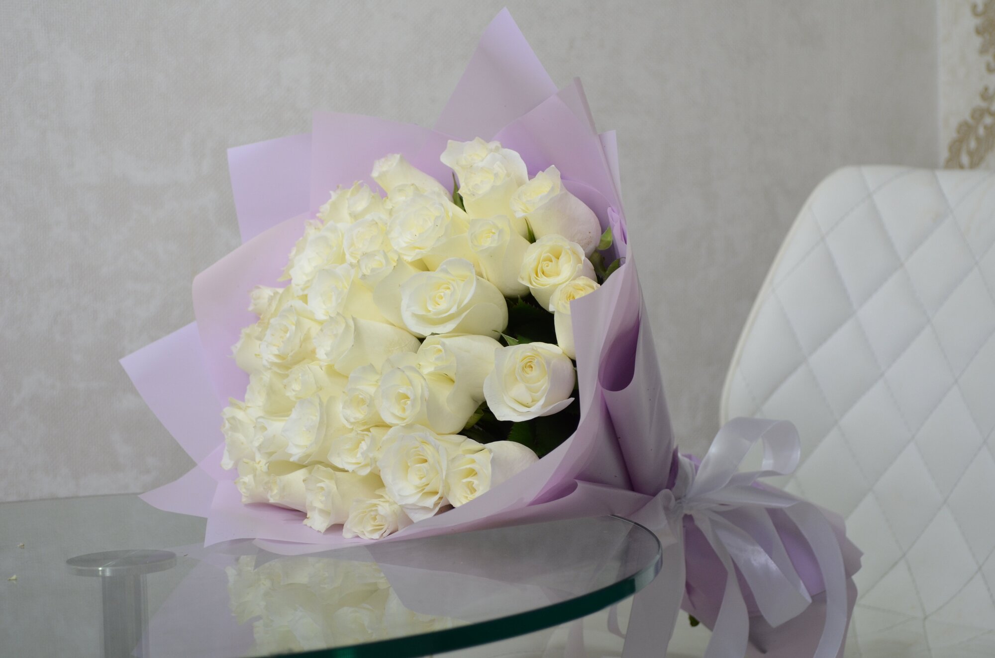 Букет Lavieflowers, 25 роз, высота 40см, бело-сиреневая упаковка