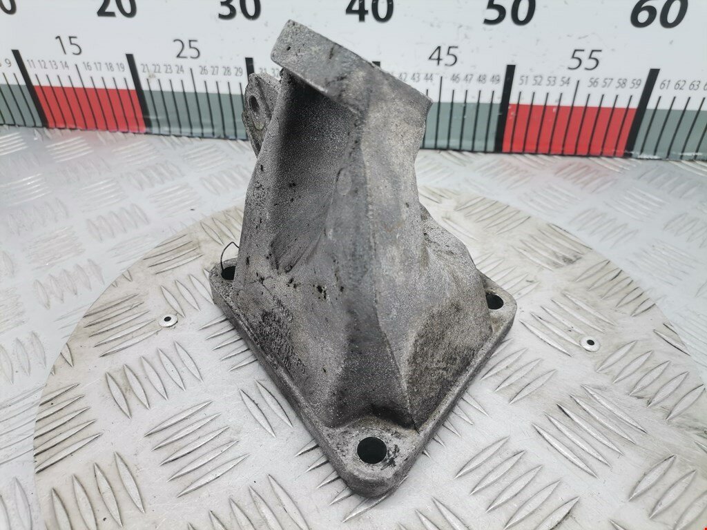 Кронштейн (крепление лапа) двигателя Volkswagen Passat 5 GP 4B0199306C арт. 1807706