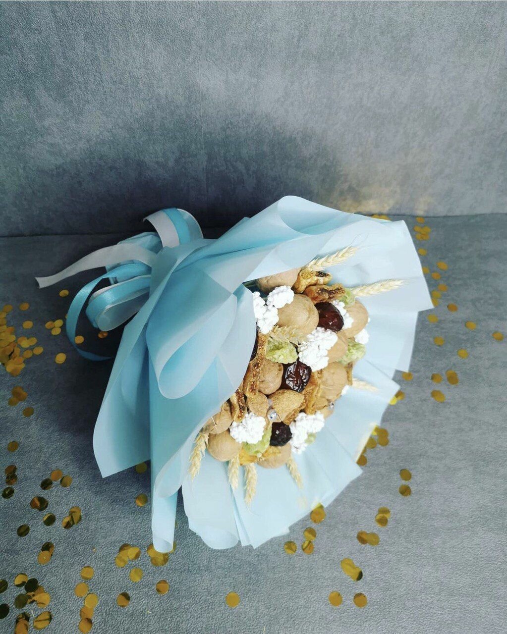 Букет из орехов