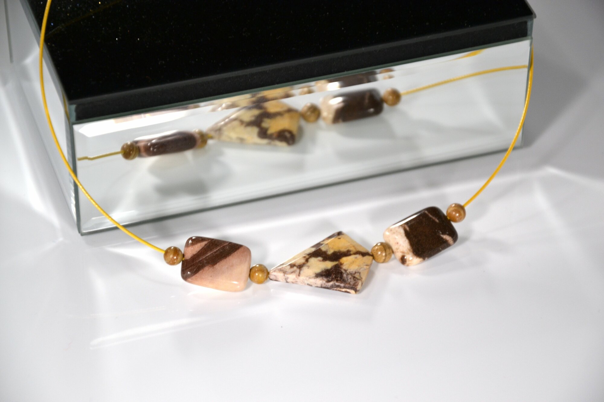 Колье, яшма