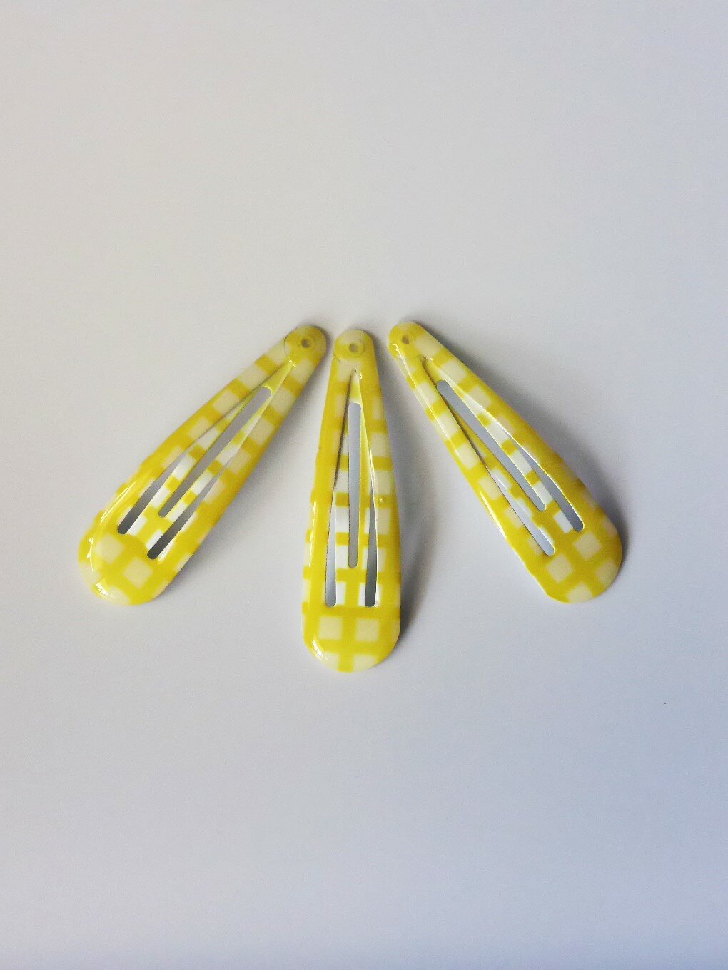Заколка клик-клак многоцветная аксессуар для укладки волос желтая клетка на белом