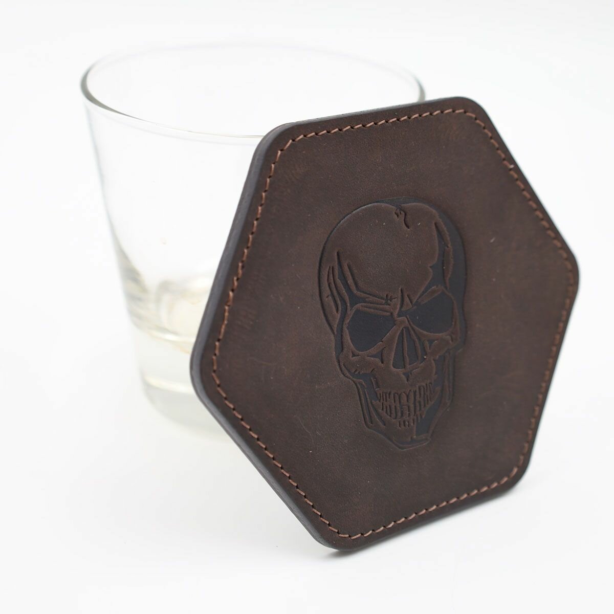 Кожаный подстаканник - бирдекель, подставка под кружку в виде гекса c тиснением "Череп", Corbett Scull Brownee, J.Audmorr