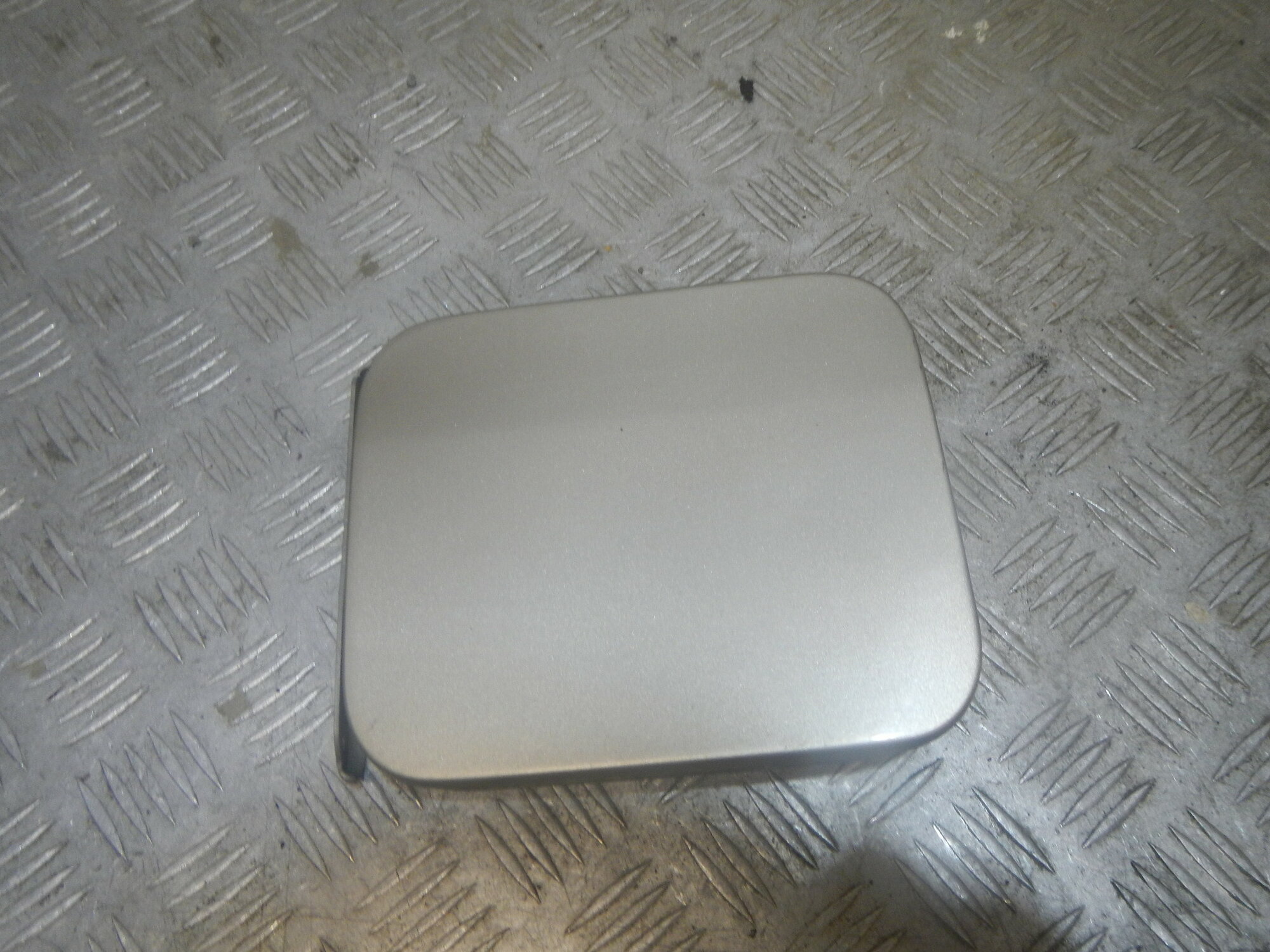 Б/У Лючок бензобака, Nissan (Ниссан)-TIIDA (C11) (07-) NISSAN TIIDA (C11) (07-) седан Царапины. 578416 NISSAN арт. 78830E...