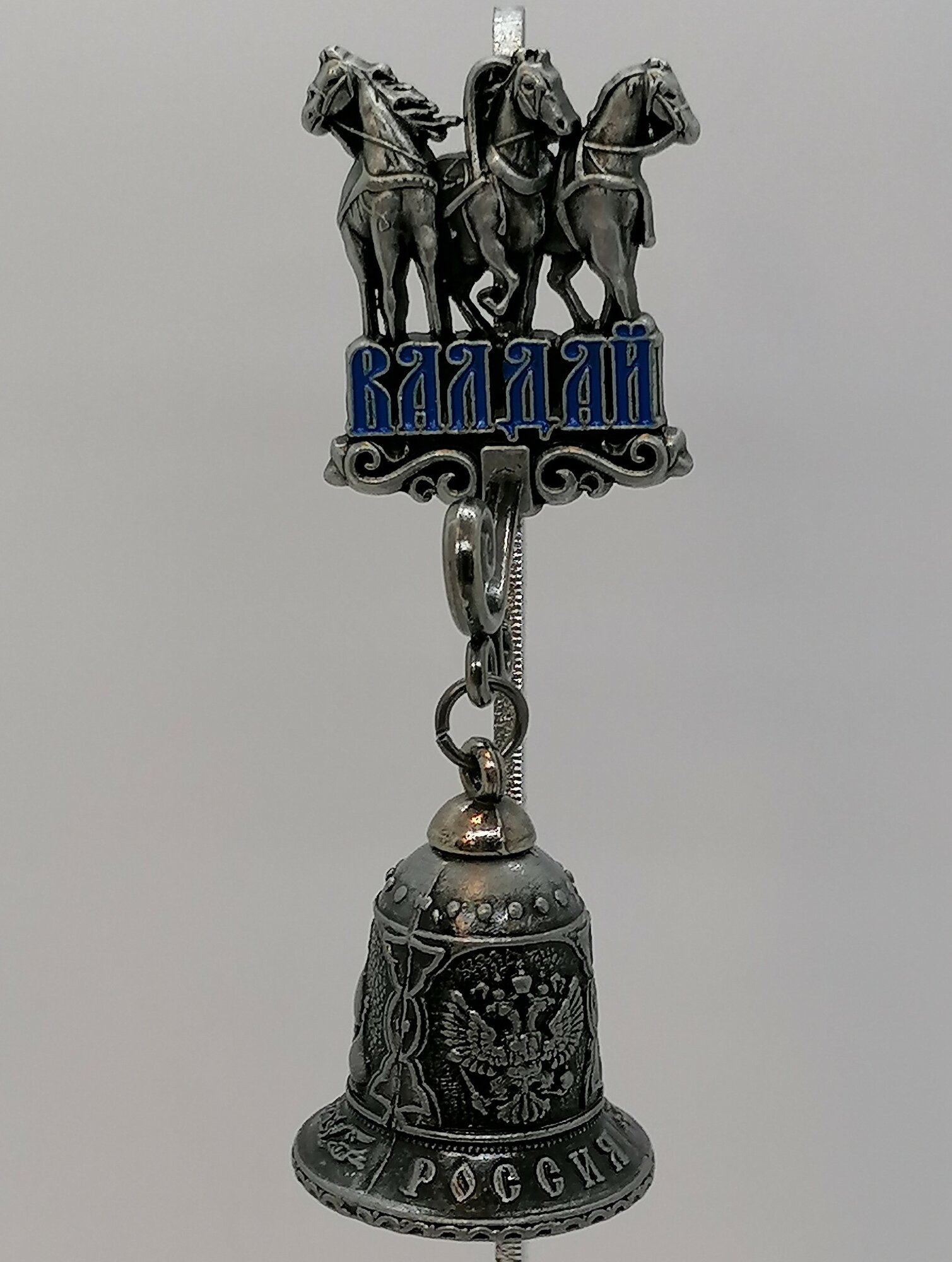 Магнит-колокольчик сувенирный "Валдай, тройка лошадей ", серебро