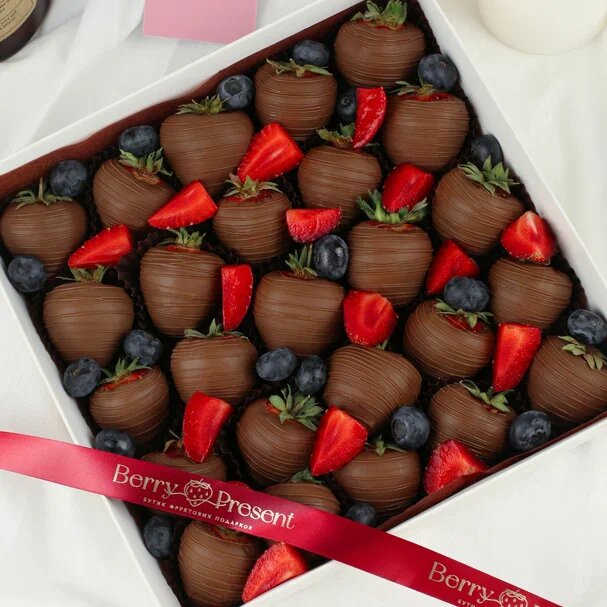 Клубника в шоколаде в коробке Композиция "Сладкий день", клубника в бельгийском шоколаде, подарочная упаковка, 25 шт