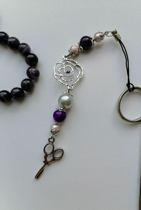 Маячок для ножниц с аметистом, аксессуар для вышивки и шитья: подарок рукодельнице.