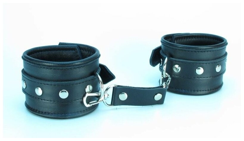 Черные кожаные наручники с металлическими клепками