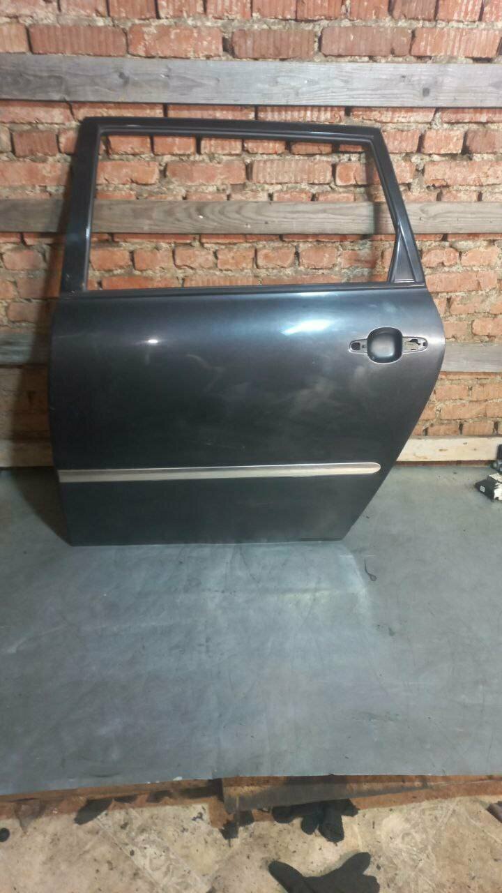 Дверь задняя левая Toyota Avensis Verso 2001