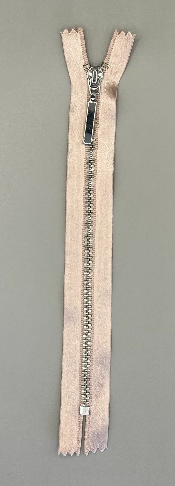 Молния металл,18см, тип 4, на атласной тесьме, телесный, зубья серебро. Италия.1шт.