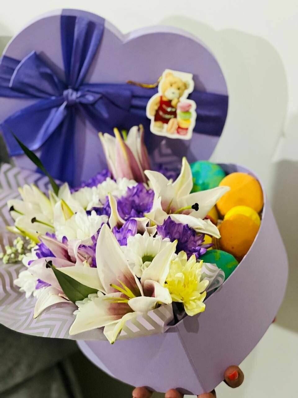 Макарон с цветами в коробке