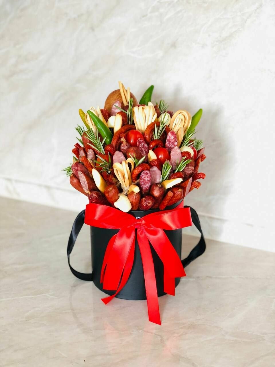 Подарочный набор закусок в коробке / Подарок папе букет из колбасы