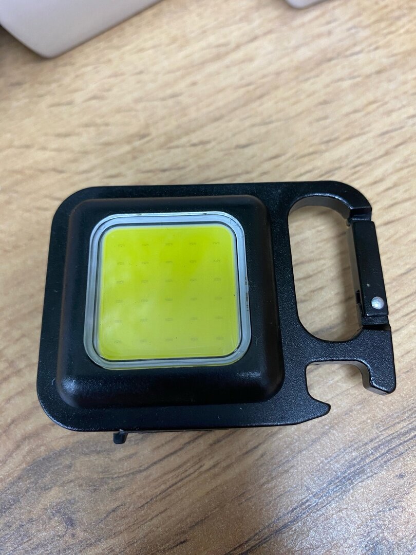 Аккумуляторный фонарик брелок с магнитом и карабином