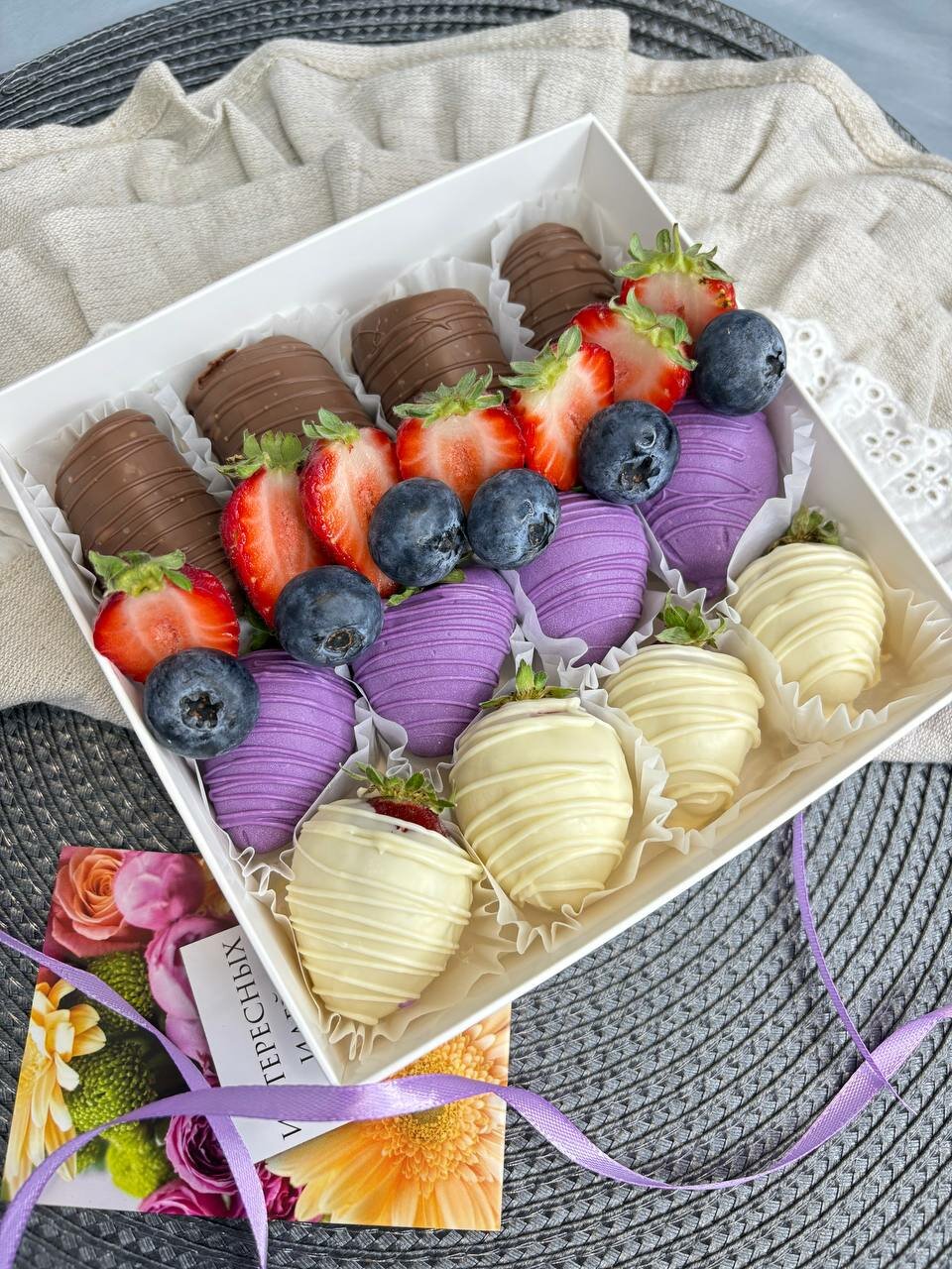 Клубника и банан в шоколаде коллекция "Лавандовые сны" Открытка в подарок