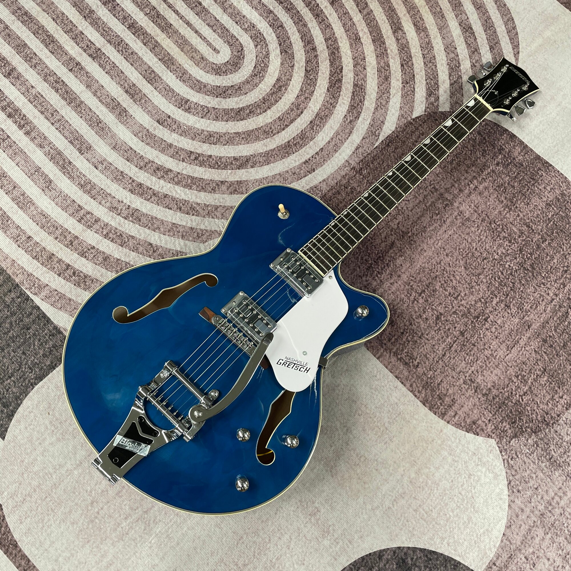 Джазовая полупустая гитара, шестиструнная электрогитара