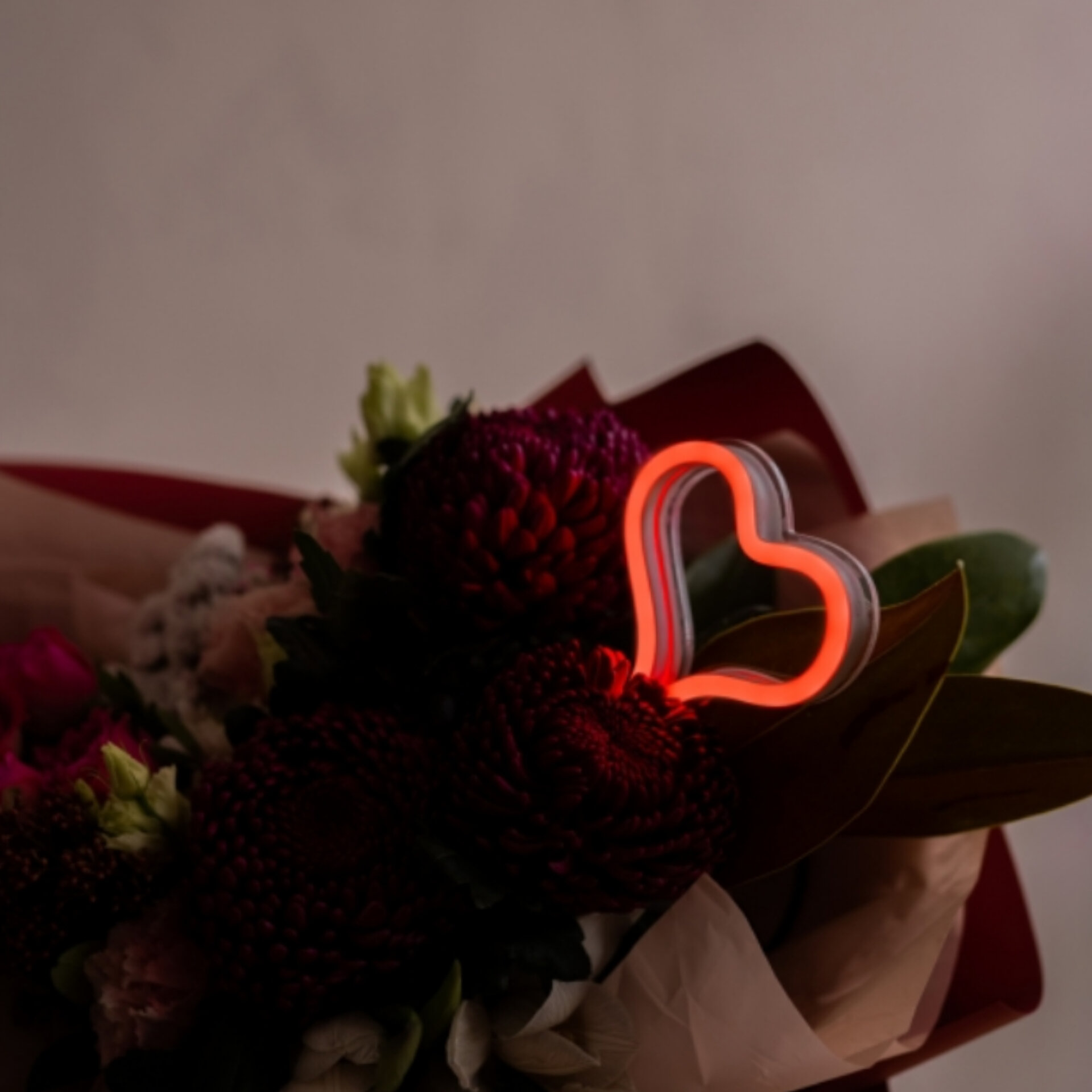 Украшение для цветов Сердце из неона 10х8 см