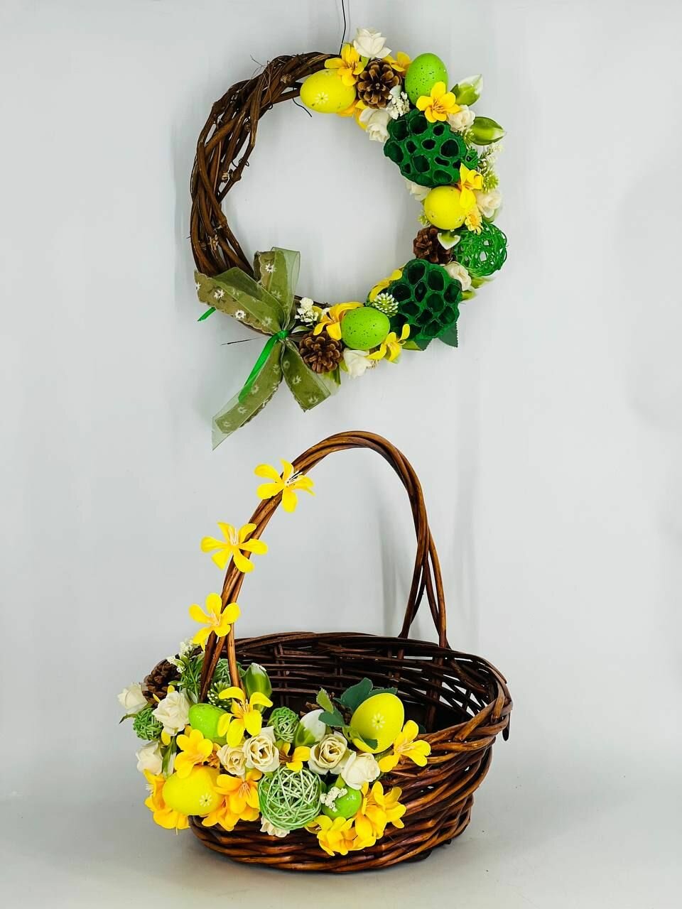 Искусственные цветы на Пасху, корзина с цветами и пасхальный венок