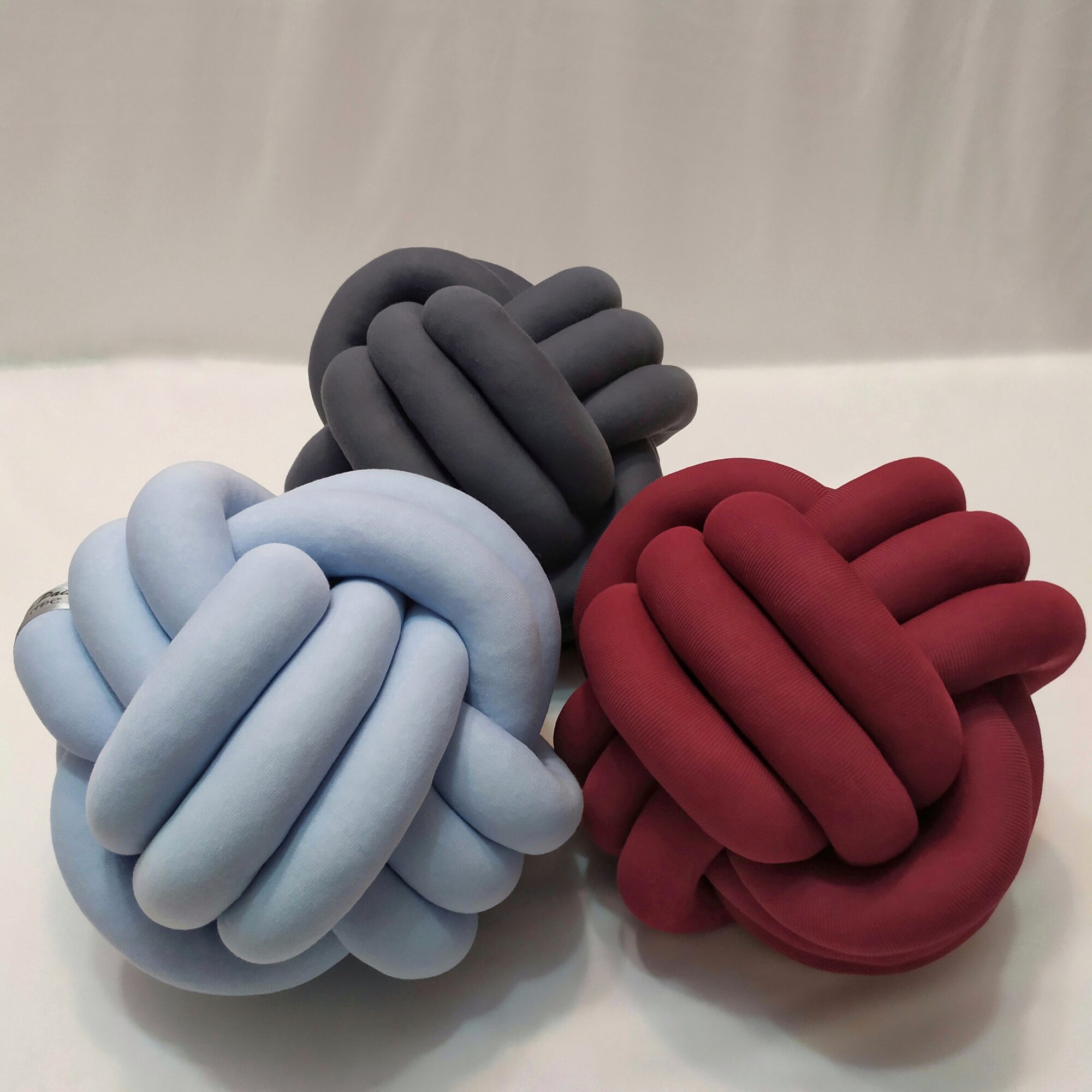 Подушка декоративная 40х40 бордового цвета. Интерьерная подушка на пол, узел, шар (П0021)