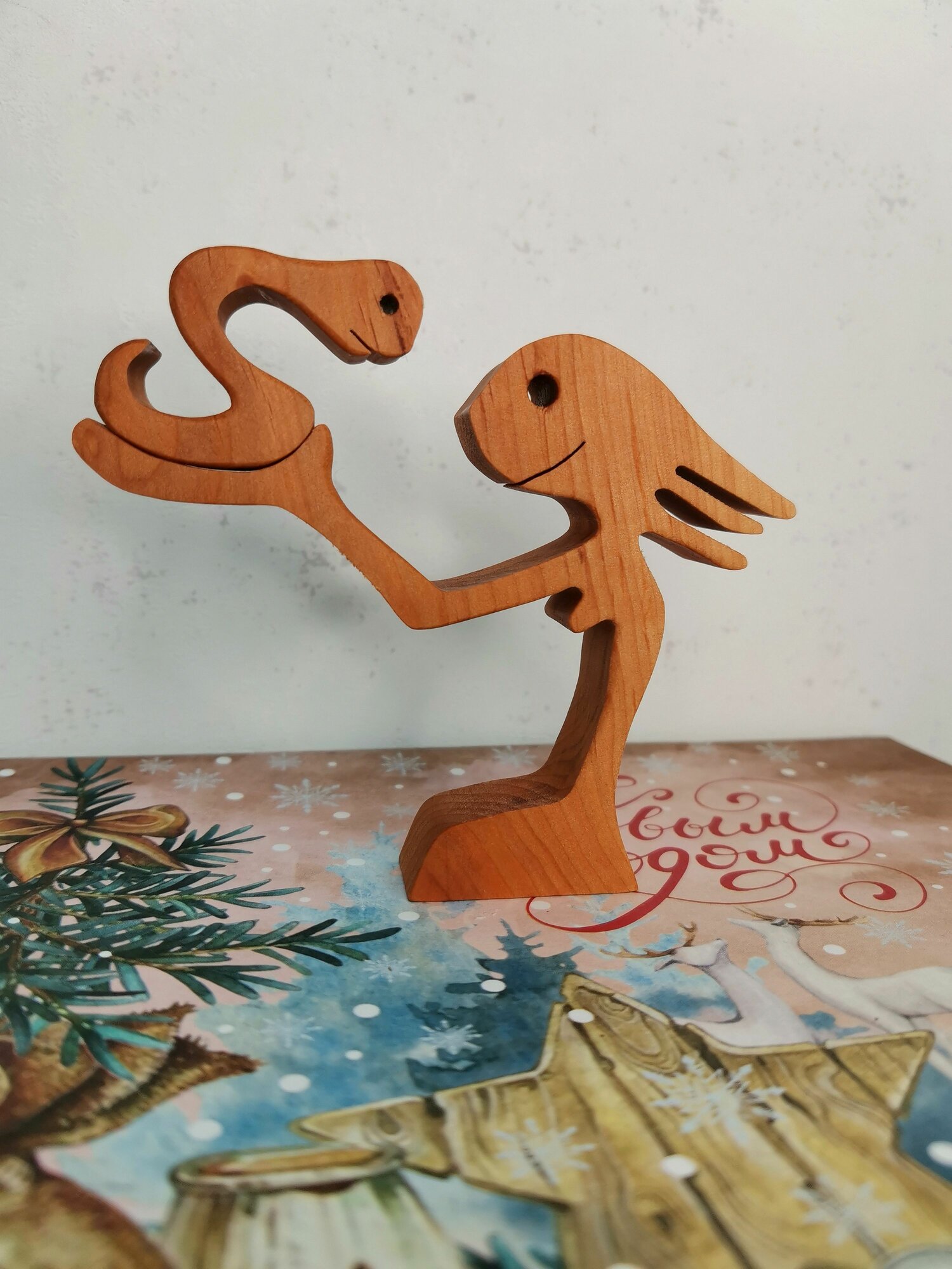 Змейка с женщиной, символ 2025 года, из натурального дерева