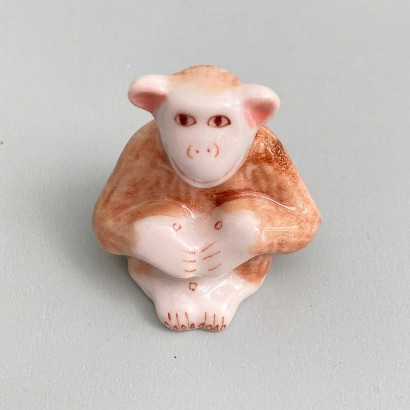 Миниатюрная фарфоровая фигурка Klima Обезьяна сидячяя, 3х3 см