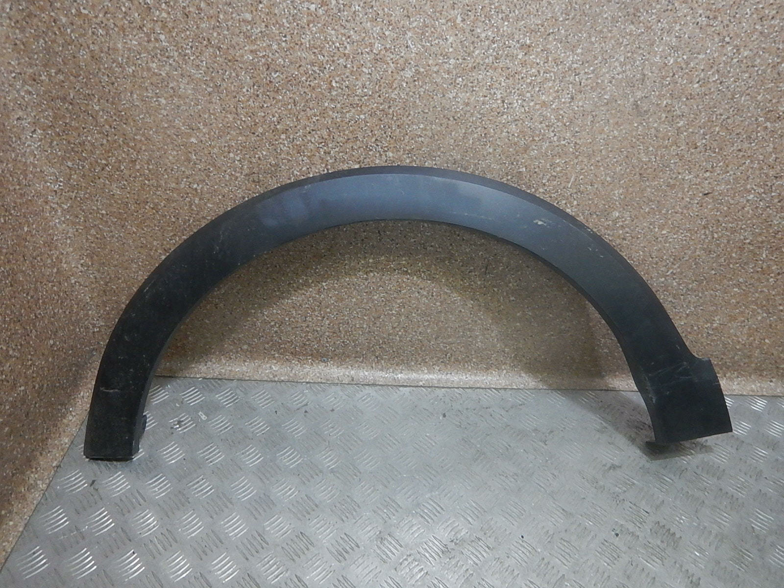 Б/У Накладка крыла переднего левого, Renault (Рено)-KAPTUR (16-) RENAULT KAPTUR (16-) Задиры,сломано крепление. 278766 R...