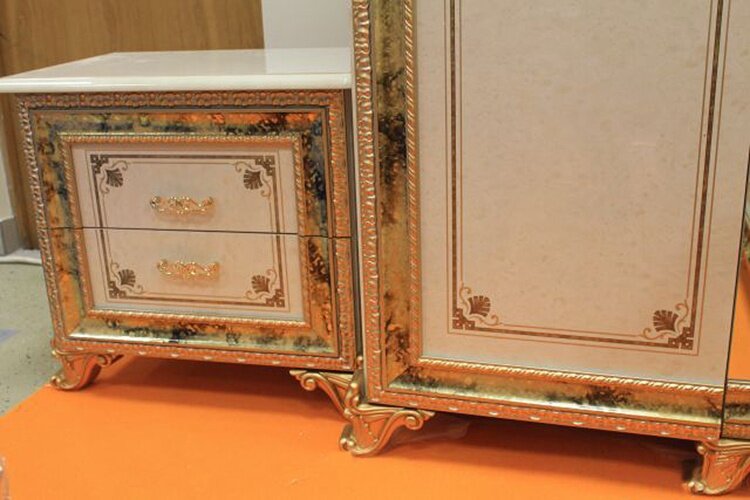 Тумба прикроватная Катя, цвет бежевый с золотом глянец, фабрики Диа Мебель, Россия.