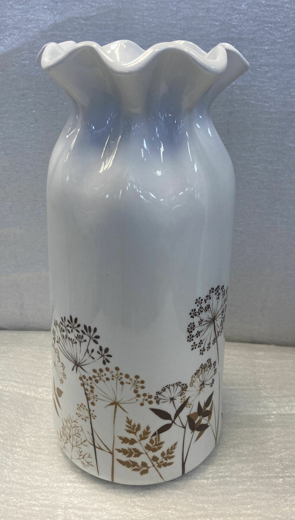 АРТ-Салон на Октябрьской авторская ваза-мешочек большой с деколью "Зонтики", фарфор, 25x10х10 см.