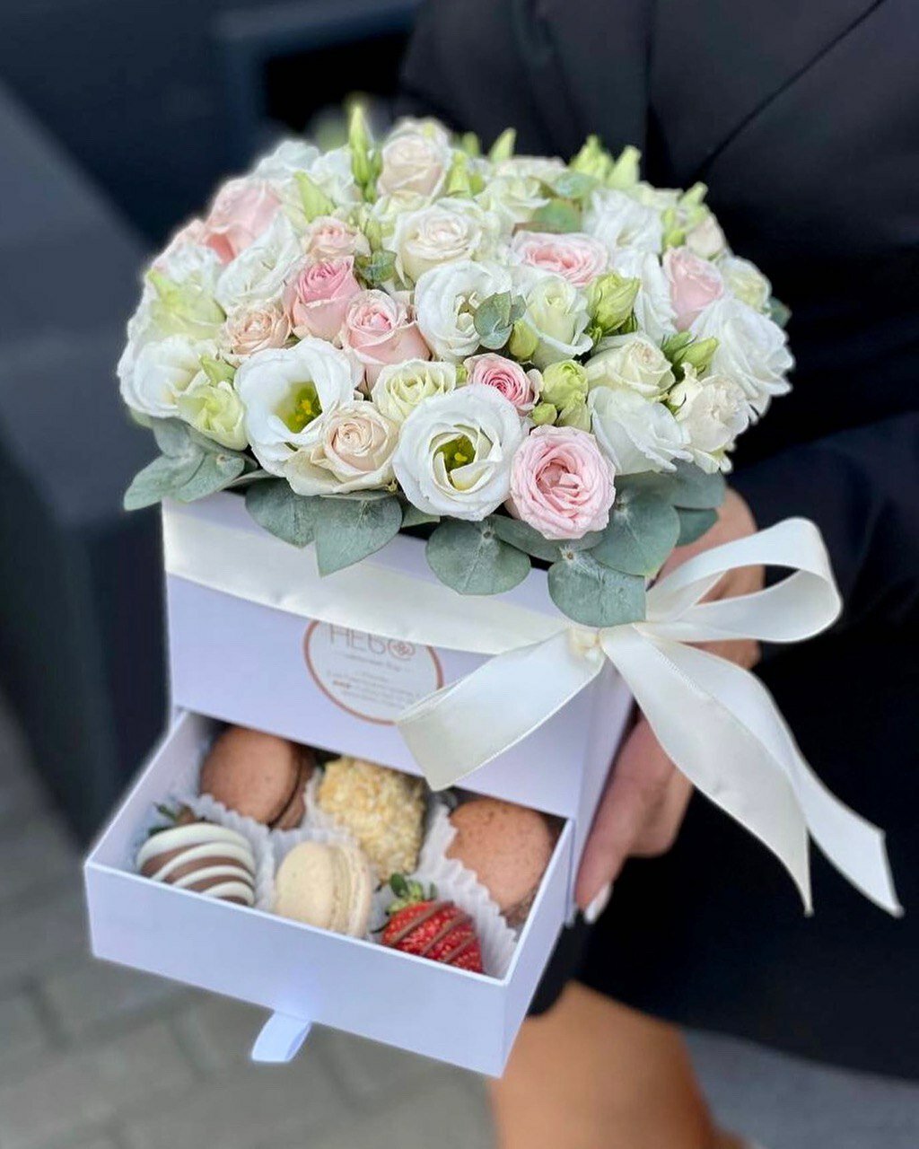 Шкатулка с клубникой в белом и молочном шоколаде, 5 клубник, 4 макаронса, микс цветов, Elegant 1, M размер