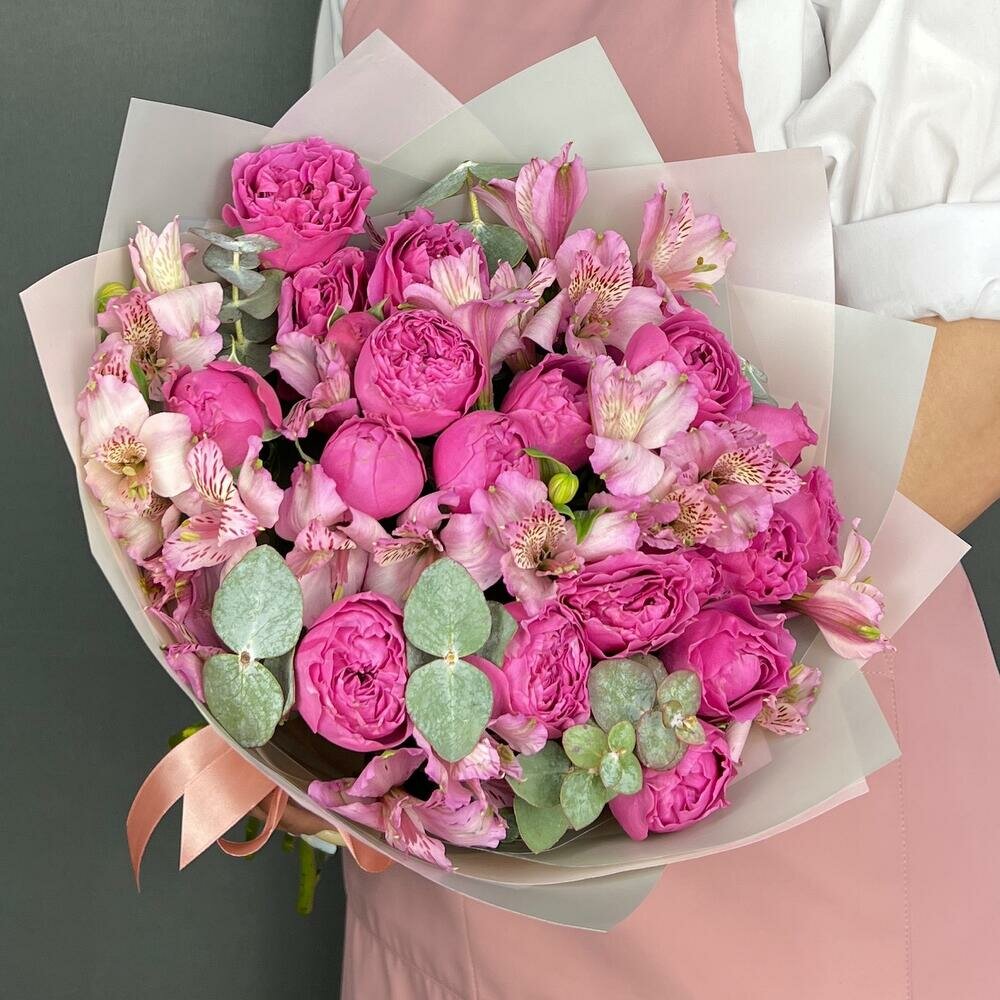 Букет живых цветов. Кустовые розы Мисти Баблз и розовая Альстромерия