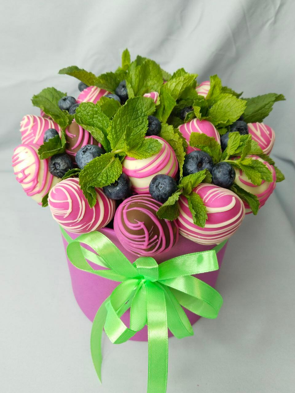 Букет из свежей клубники в шоколаде Премиум "Клубничный Мохито " свежая мята и голубика в шляпной коробке 19-23шт