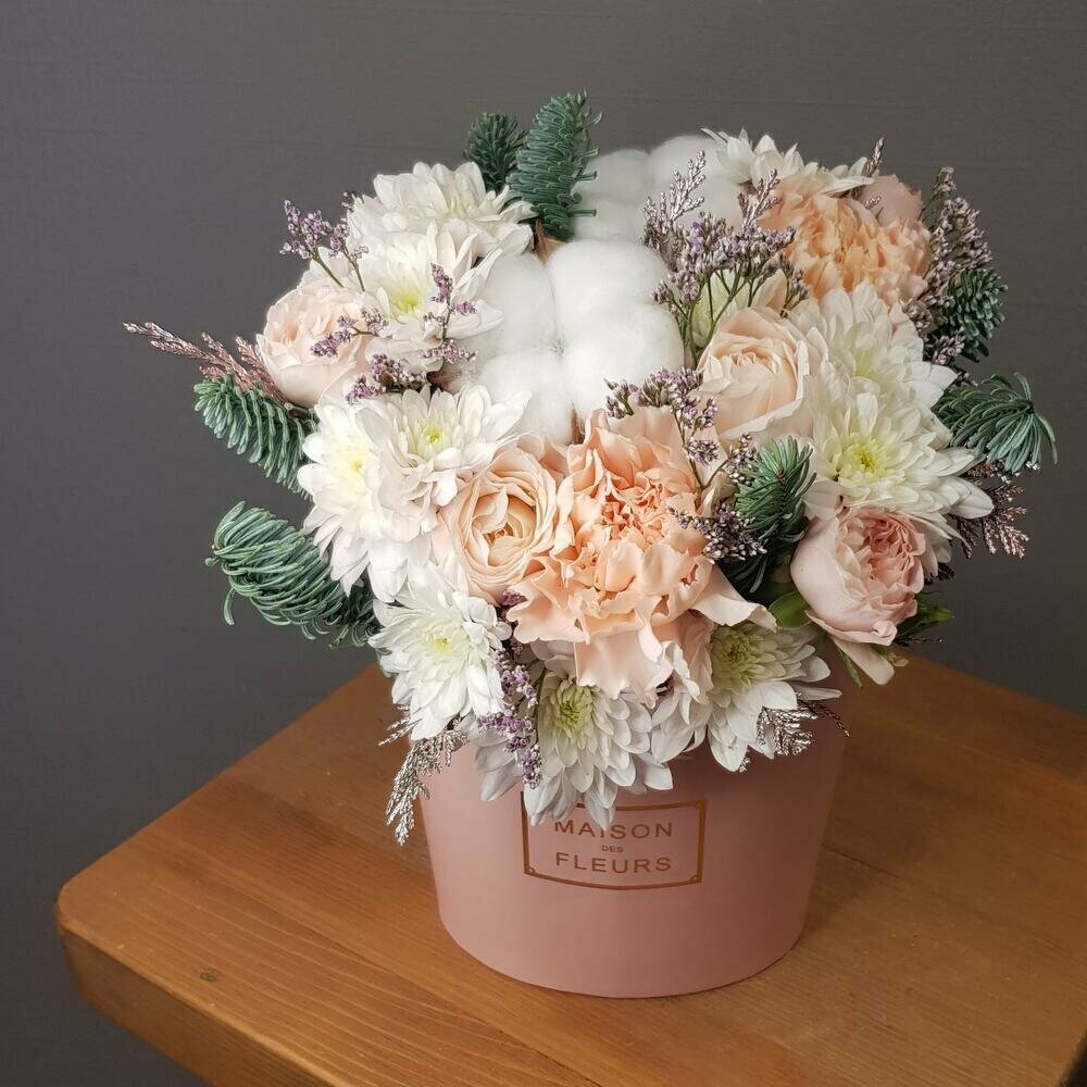 Цветы в коробке, красивый букет. Зефирка с хлопком и натуральной хвоей