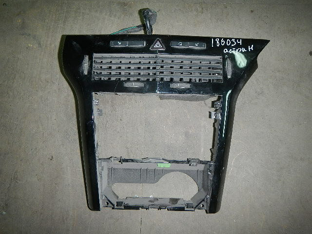 Б/У Накладка декоративная под магнитолу, Opel (Опель)-Астра OPEL ASTRA H (04-) царапины 186034 GENERAL MOTORS арт. 33198...