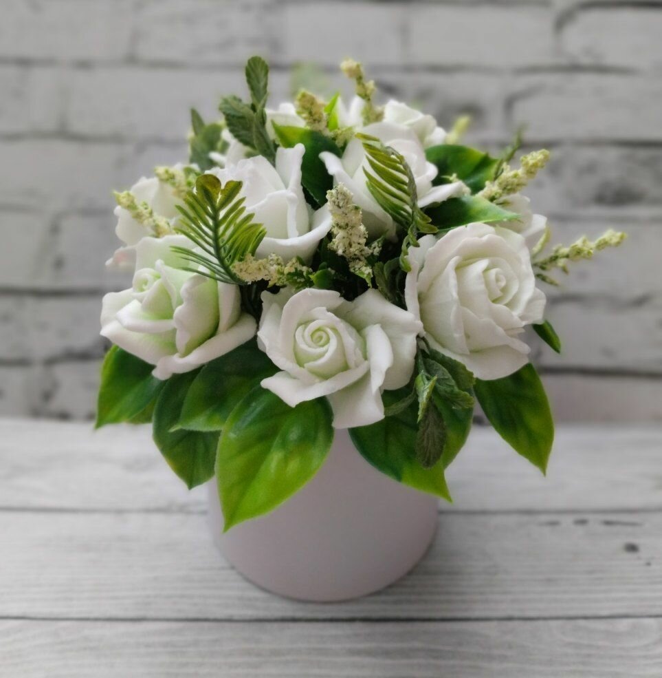 Букет белых мыльных роз в шляпной коробке Milovika, для интерьера ароматизированный