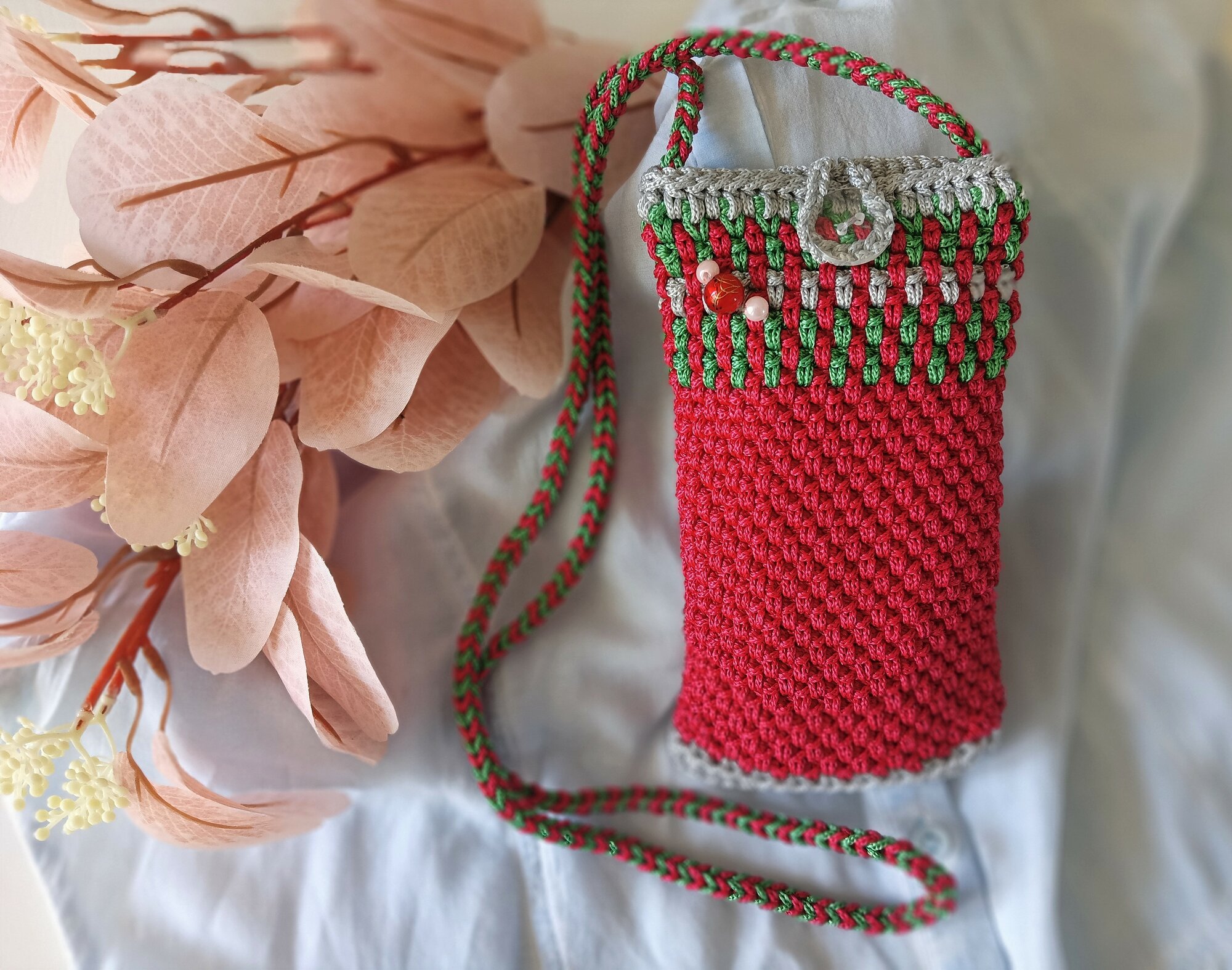 Стильный чехол для смартфона, вязаный через плечо, ручная работа, полиэстер. Цвет красный с зеленым.