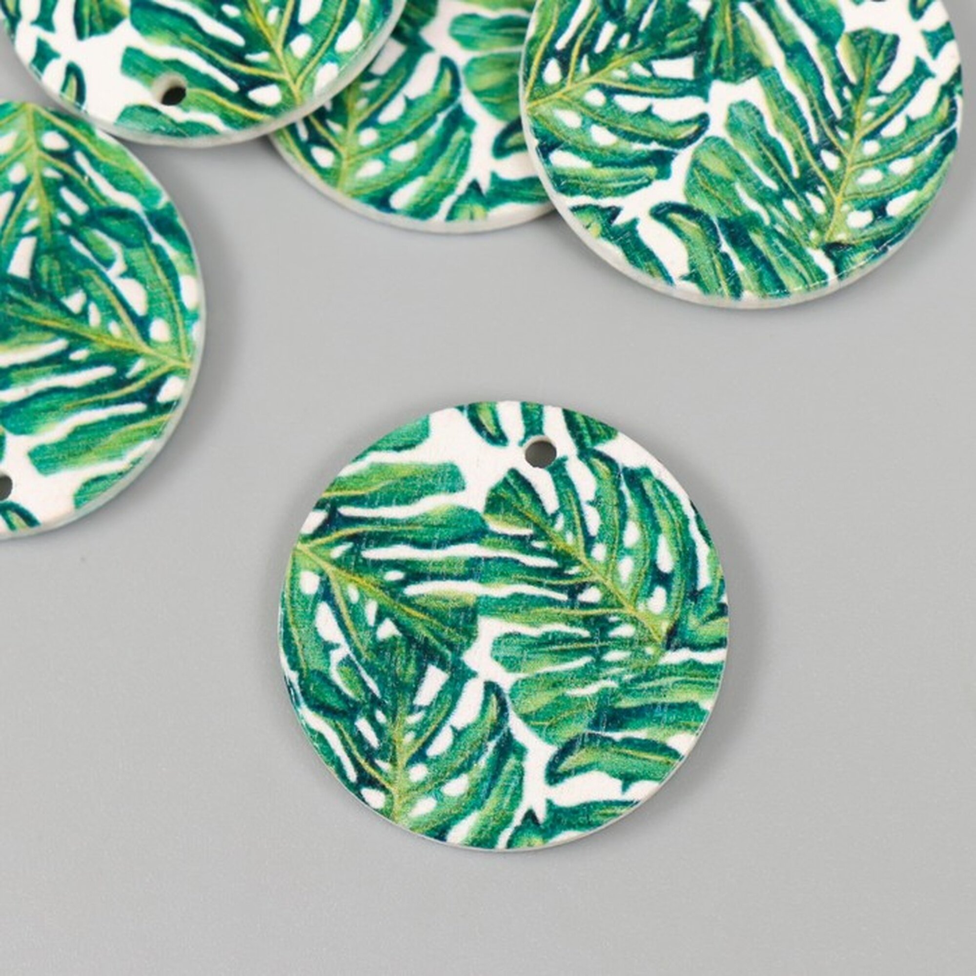 Декор для творчества Арт Узор "Круг. Листья Монстеры", дерево, диаметр 3 см, зеленый