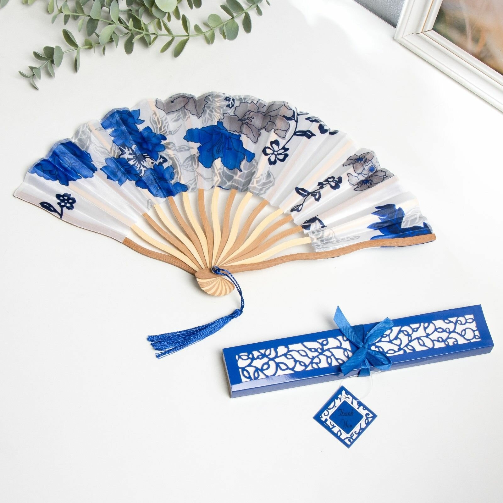 Веер h-21 см изгиб, с кистью "Цветы" в коробке, бело-синий