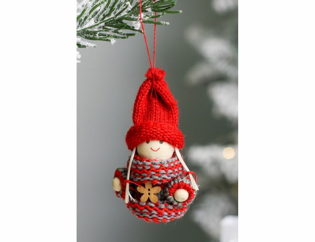 Ёлочная игрушка малышка В свитере, дерево, текстиль, красная, 8 см, Breitner 82-3592