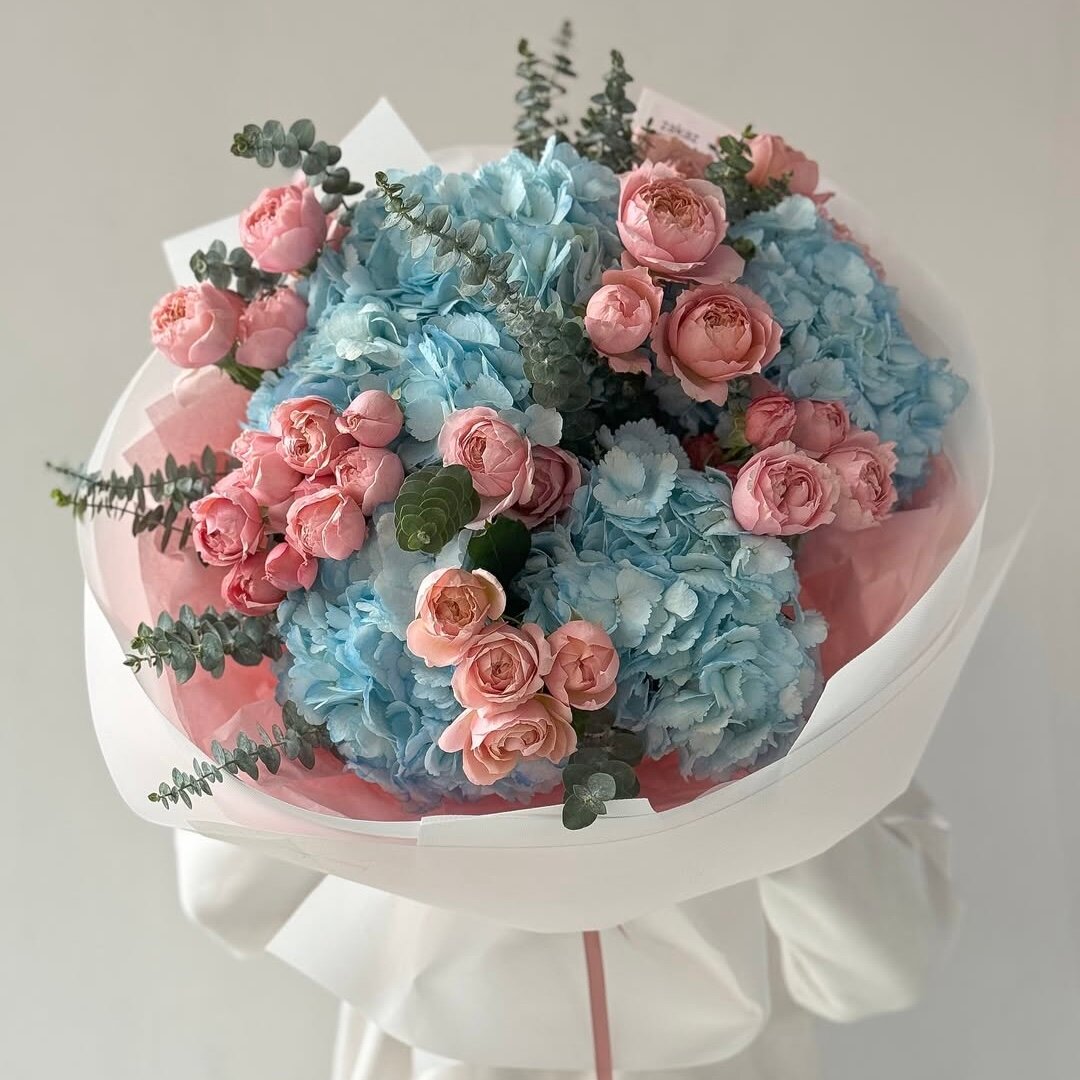 Букет из голубых гортензий и кустовых роз с эвкалиптом, красивый букет цветов, шикарный, премиум цветы, премиум букет