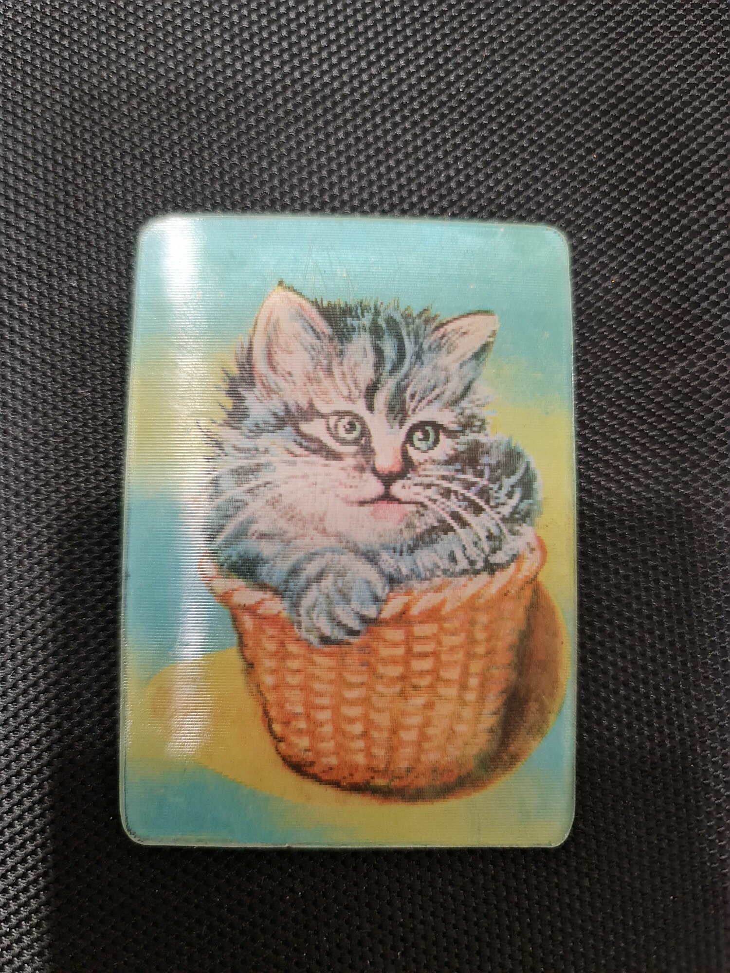 Коллекционный Винтажный карманный переливной календарь СССР "Котёнок в корзине", 1982 г, Пятигорская фабрика сувенирных изделий