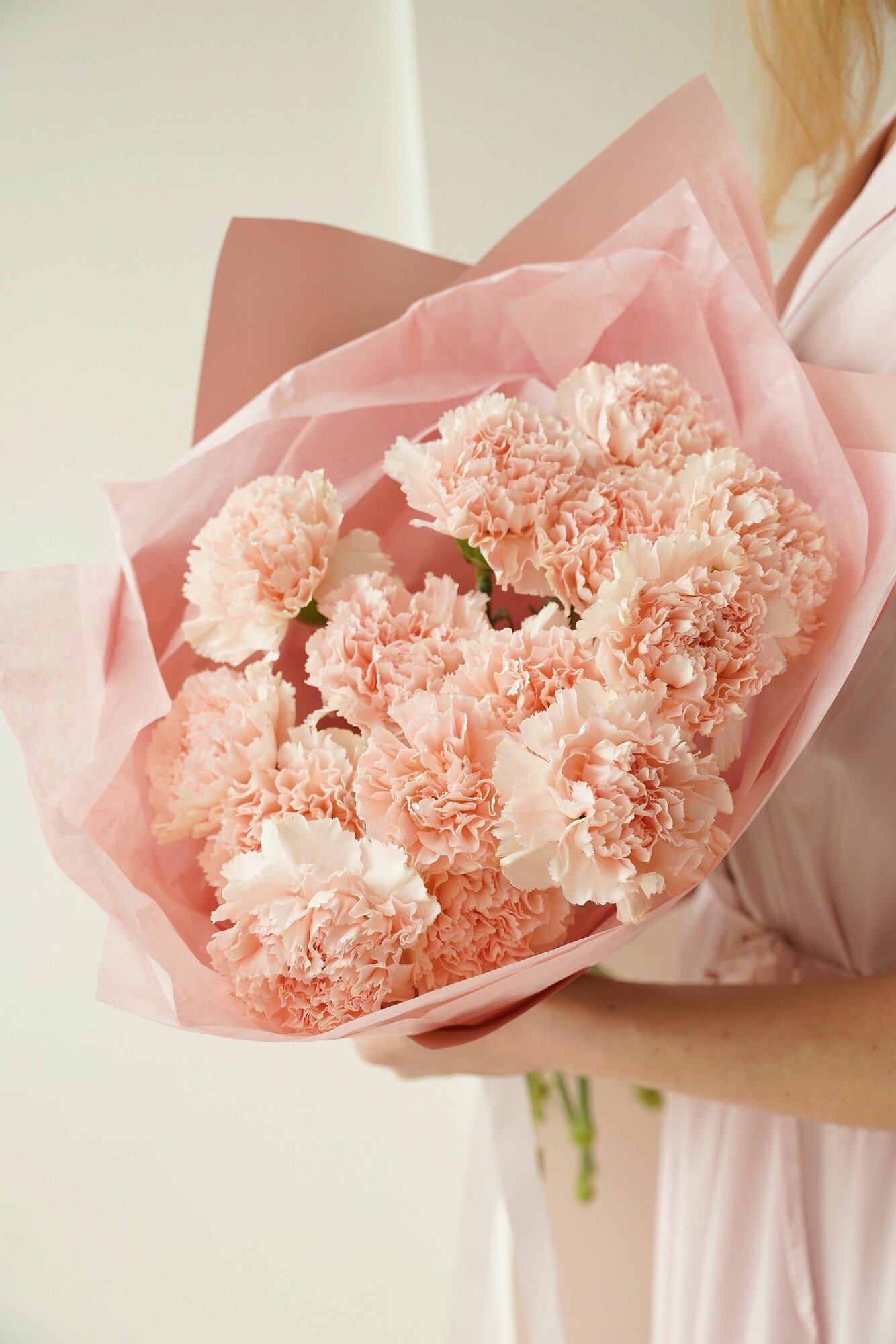 Букет с розовой гвоздикой. 15 шт. Живые цветы. Монобукет