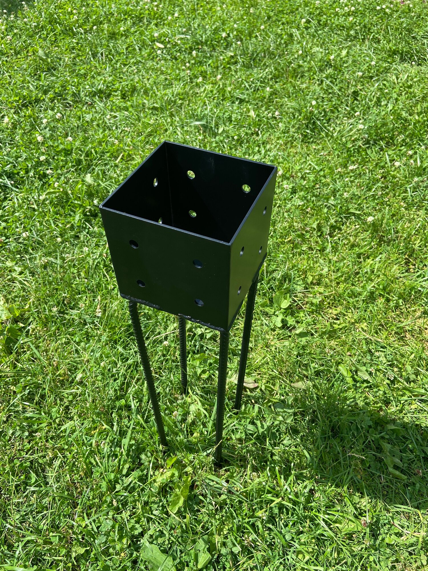 Закрытая опора для бруса 150*150 армированная окрашенная Опора в бетон