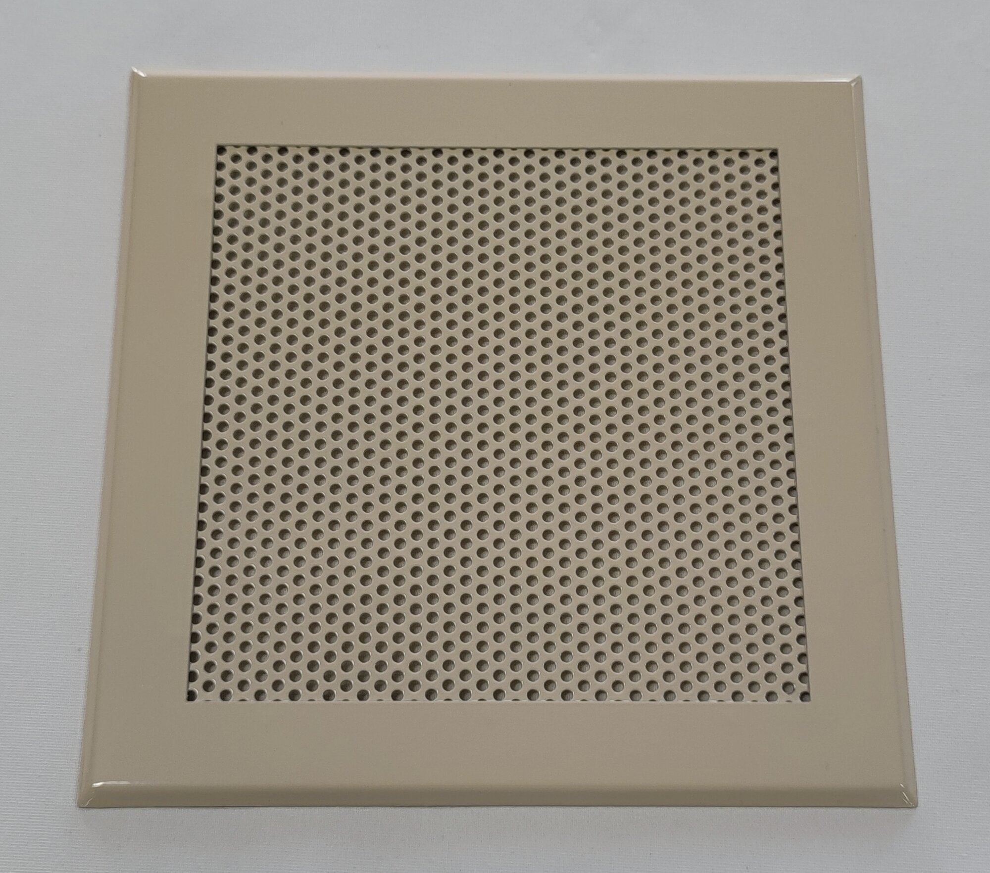 Решетка Плоская с подгибом Штамп 210х210мм, на магнитах, перфорация Круг 3мм, Крем.