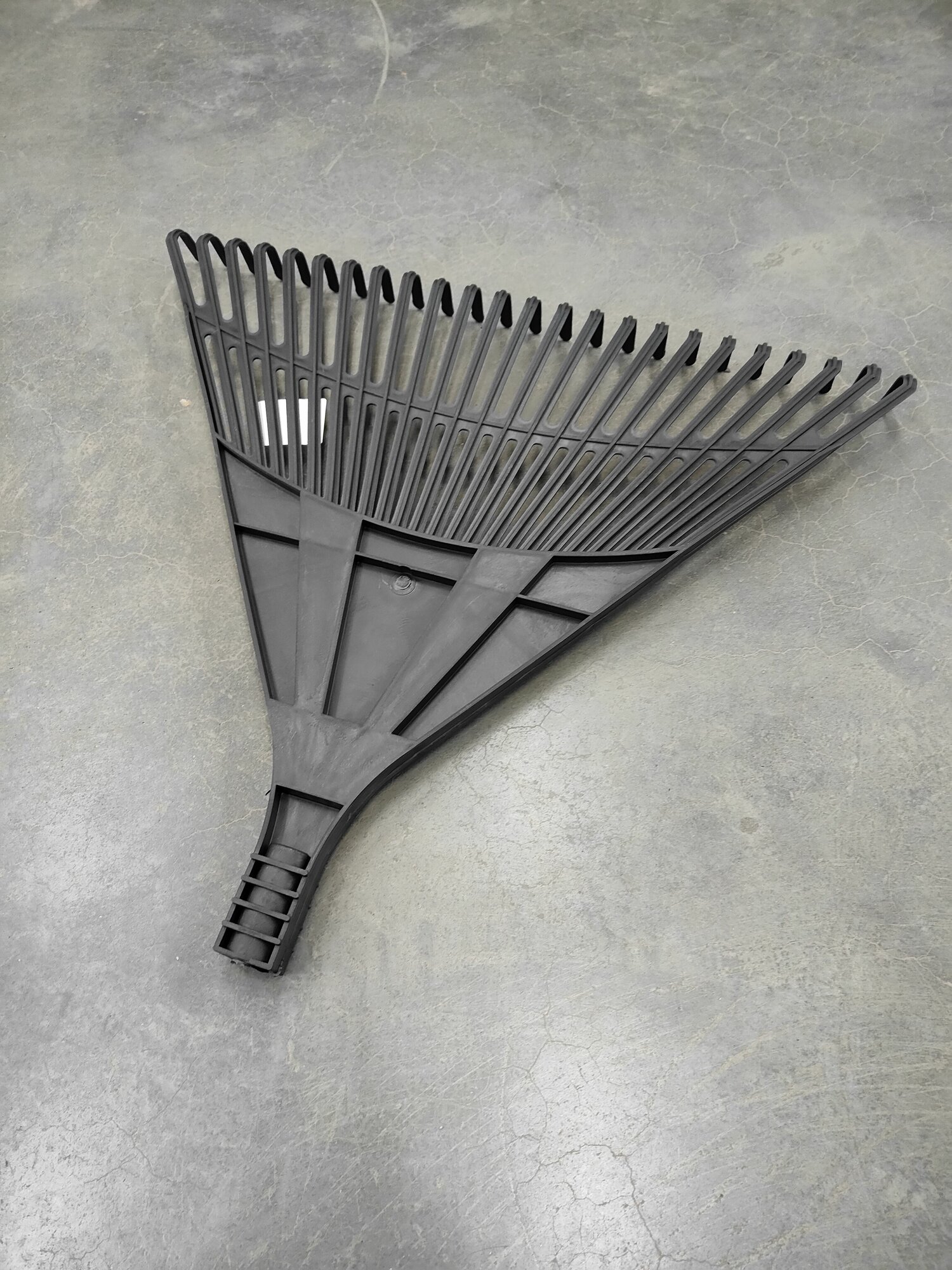 Грабли веерные большие 24 зуба( пластик)Лёгкие , удобные грабли дляуборки опавшей листвы и мелкого мусора