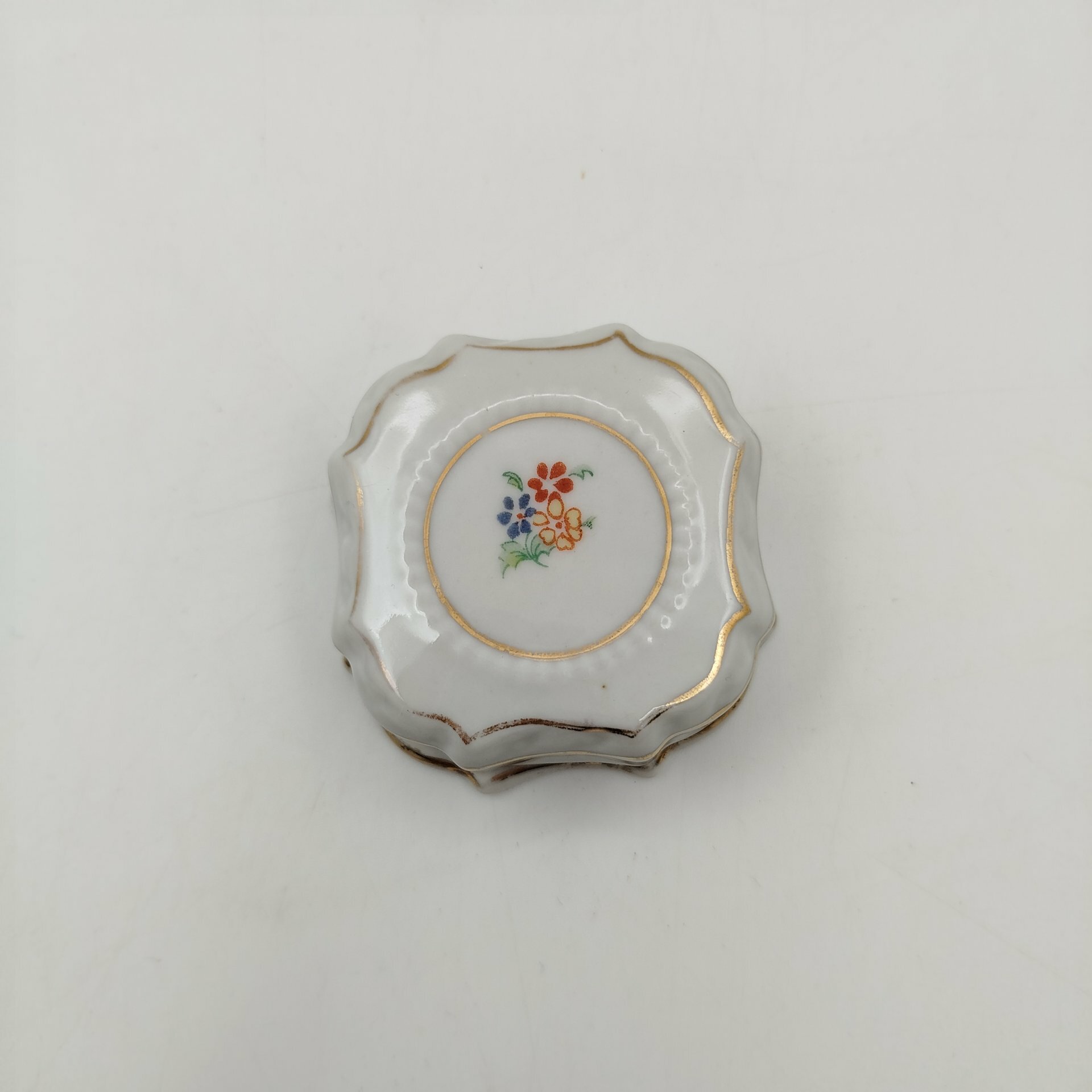 Шкатулка миниатюрная с изображением цветов, фарфор, деколь, золочение