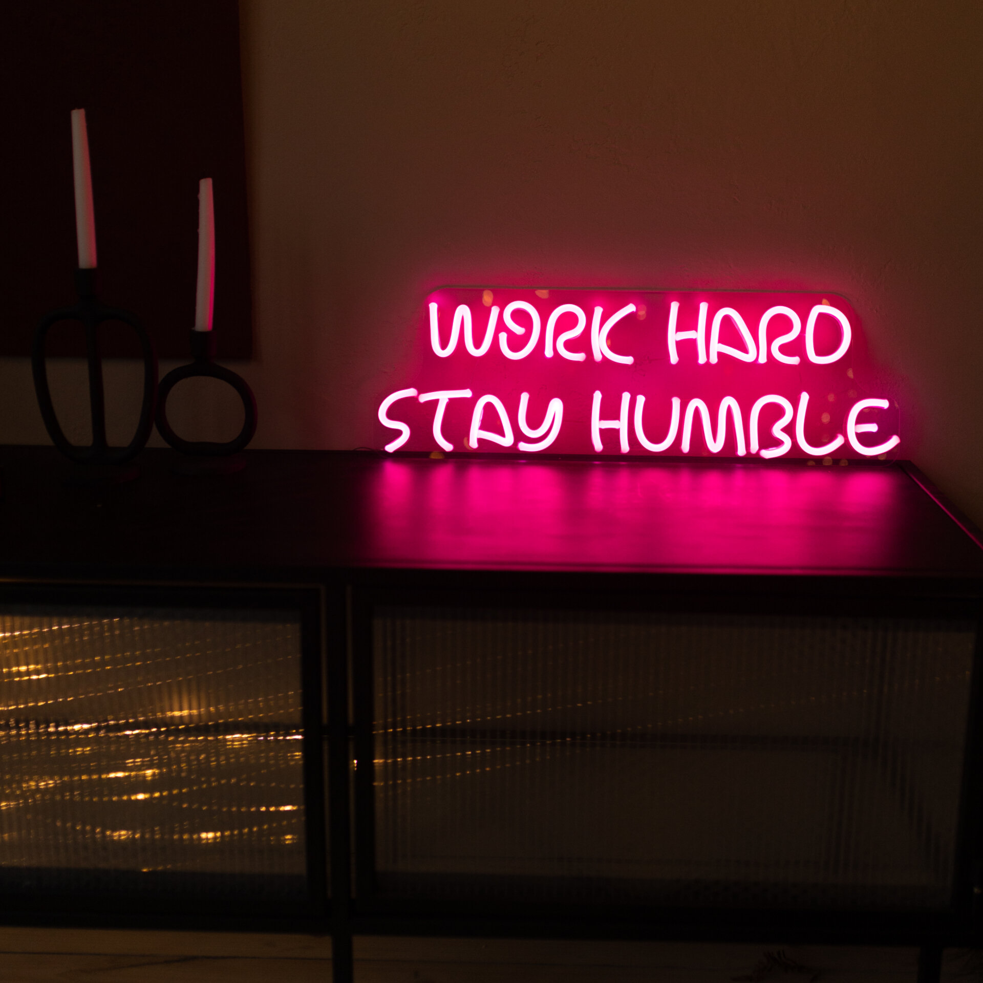 Табличка неоновая work hard stay humble, 69х23 см, розовая