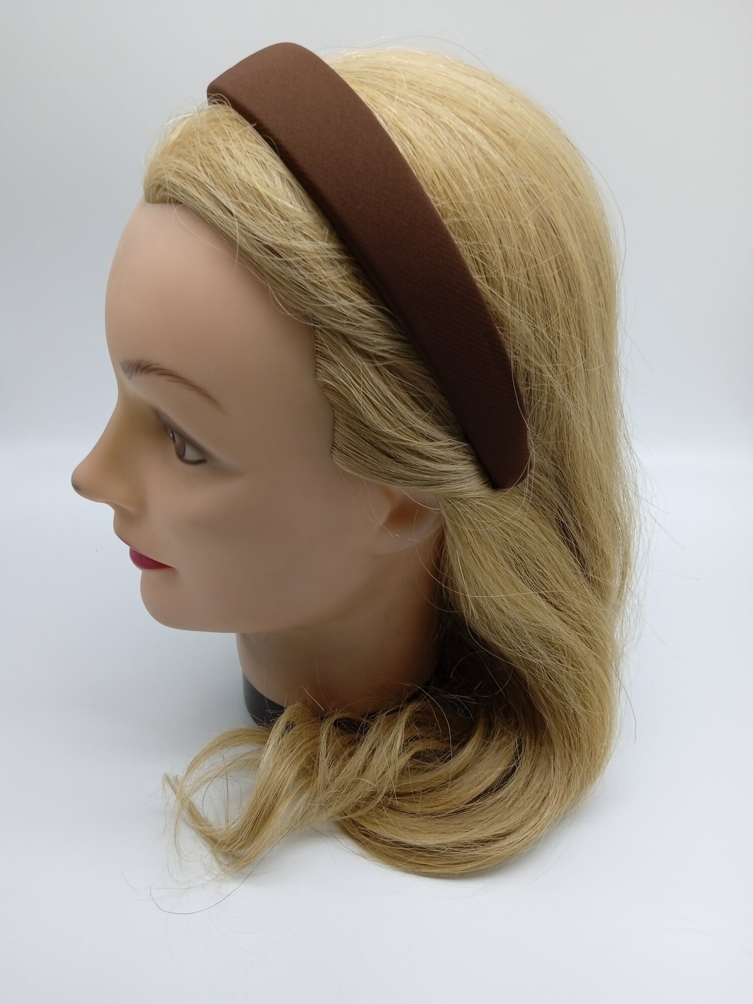 Ободок текстильный на мягкой основе, объемный, коричневого цвета