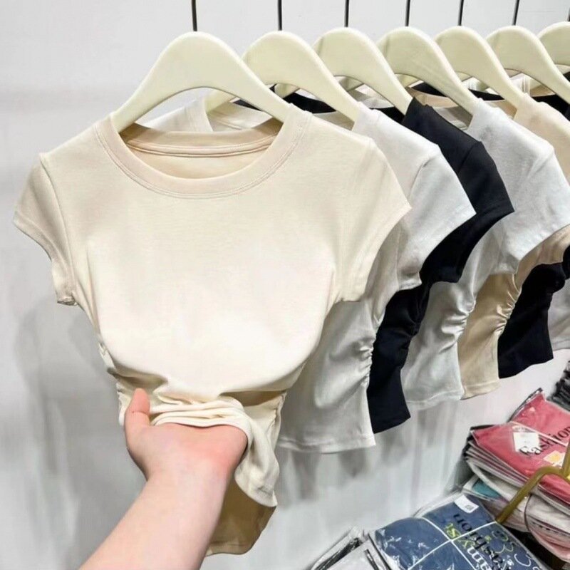 Черная однотонная футболка с обычным плечом для женщин, короткий рукав, летний облегающий крой, внутренний слой, рюши с нерегулярным дизайном, стройнящий короткий топ