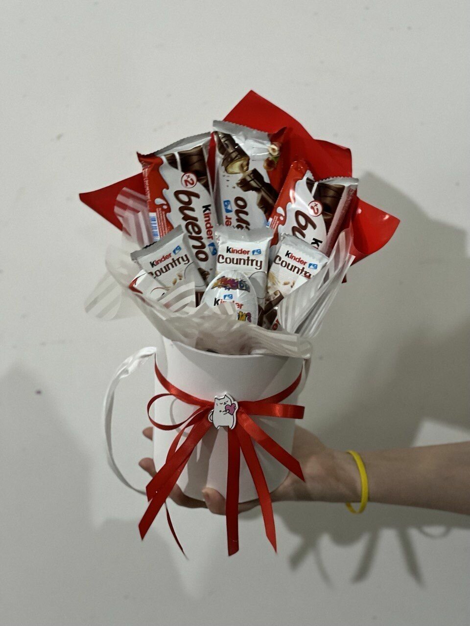 Сладкий букет из киндер шоколада в коробке
