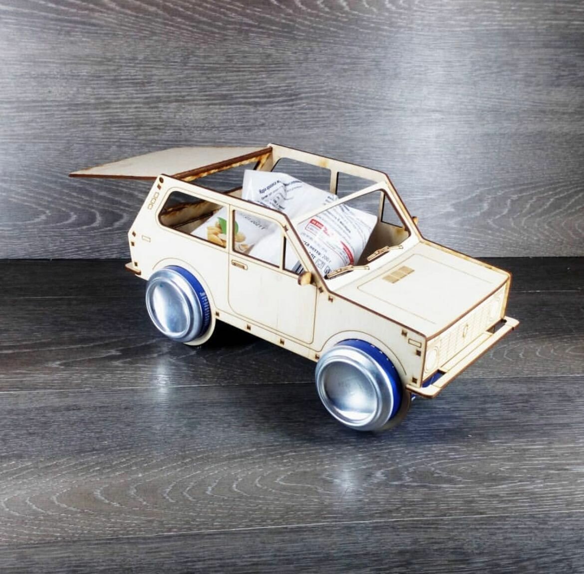 Машина Нива под банки и снеки