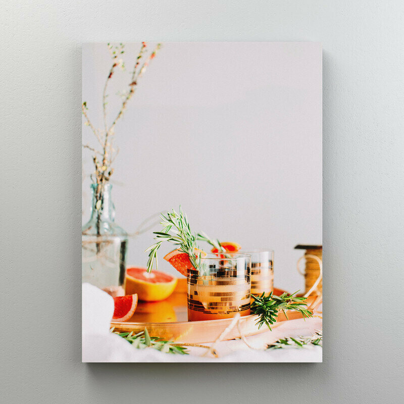 Интерьерная картина на холсте "Грейпфрутовый коктейль с розмарином" для кухни, кафе и ресторанов, размер 45x60 см