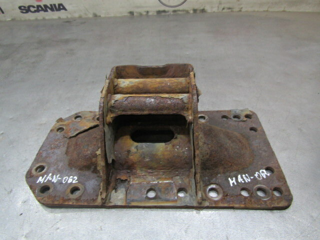 Кронштейн траверсы КПП слева MAN TGA, TGS, TGX